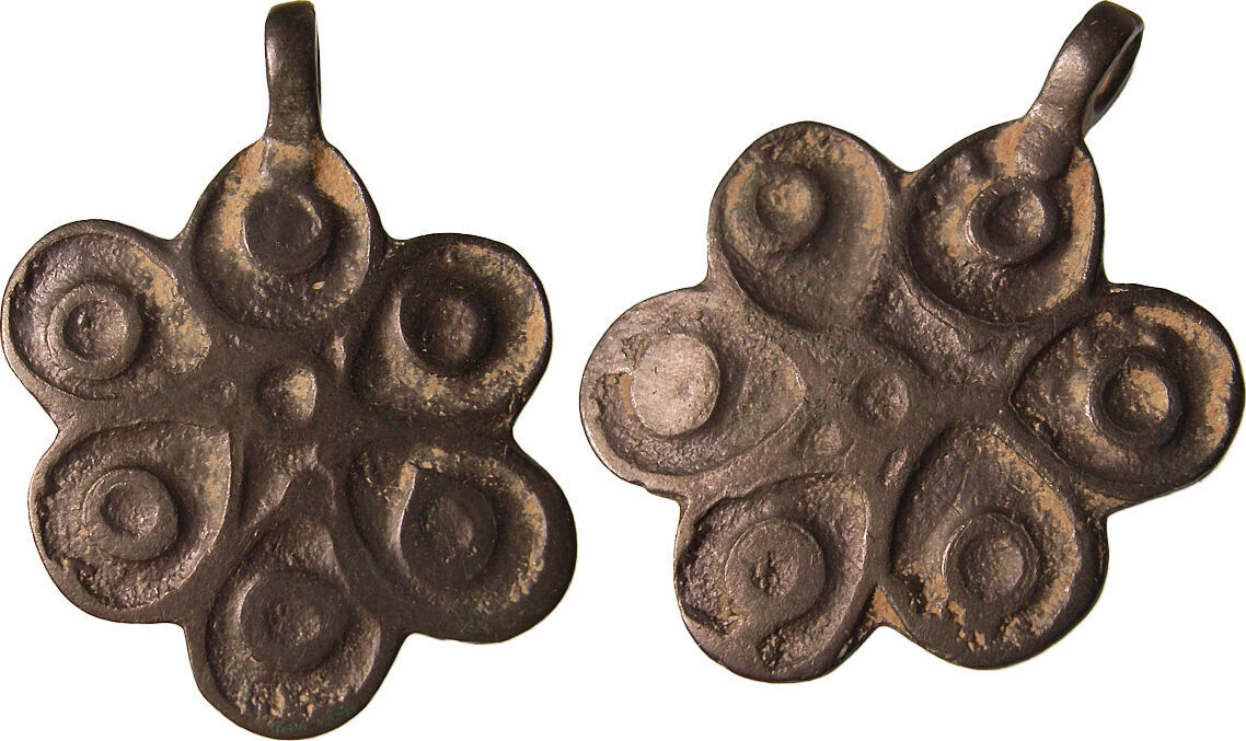 Jewelry pendant with rich flower-like decoration, Byzantine, Middle ...