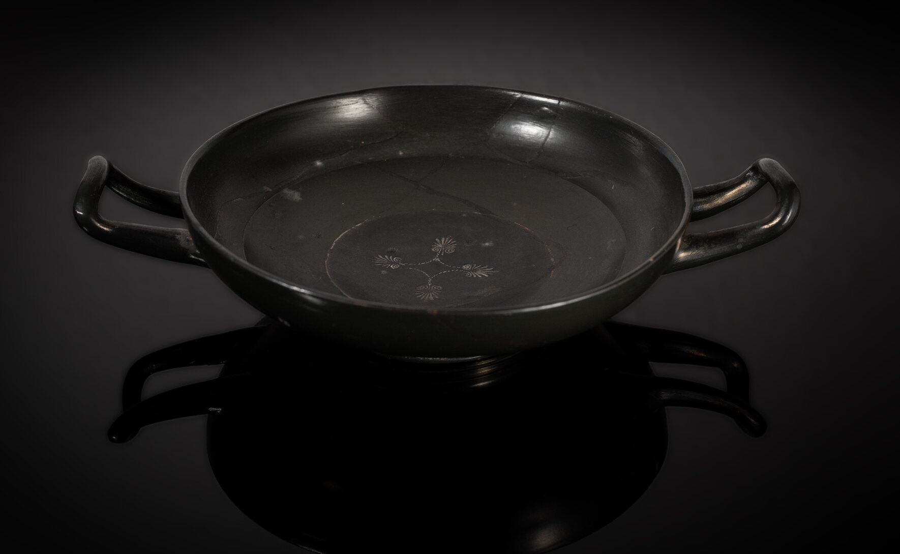 Greek drinking bowl, Kylix with decoration, Magna Graecia ceramic ...