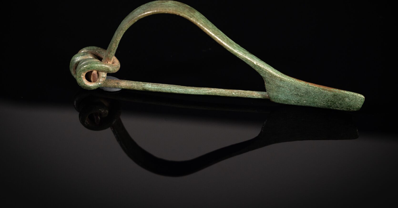 Early Roman robe brooch Wire brooch from the late La Tène scheme Roman ...