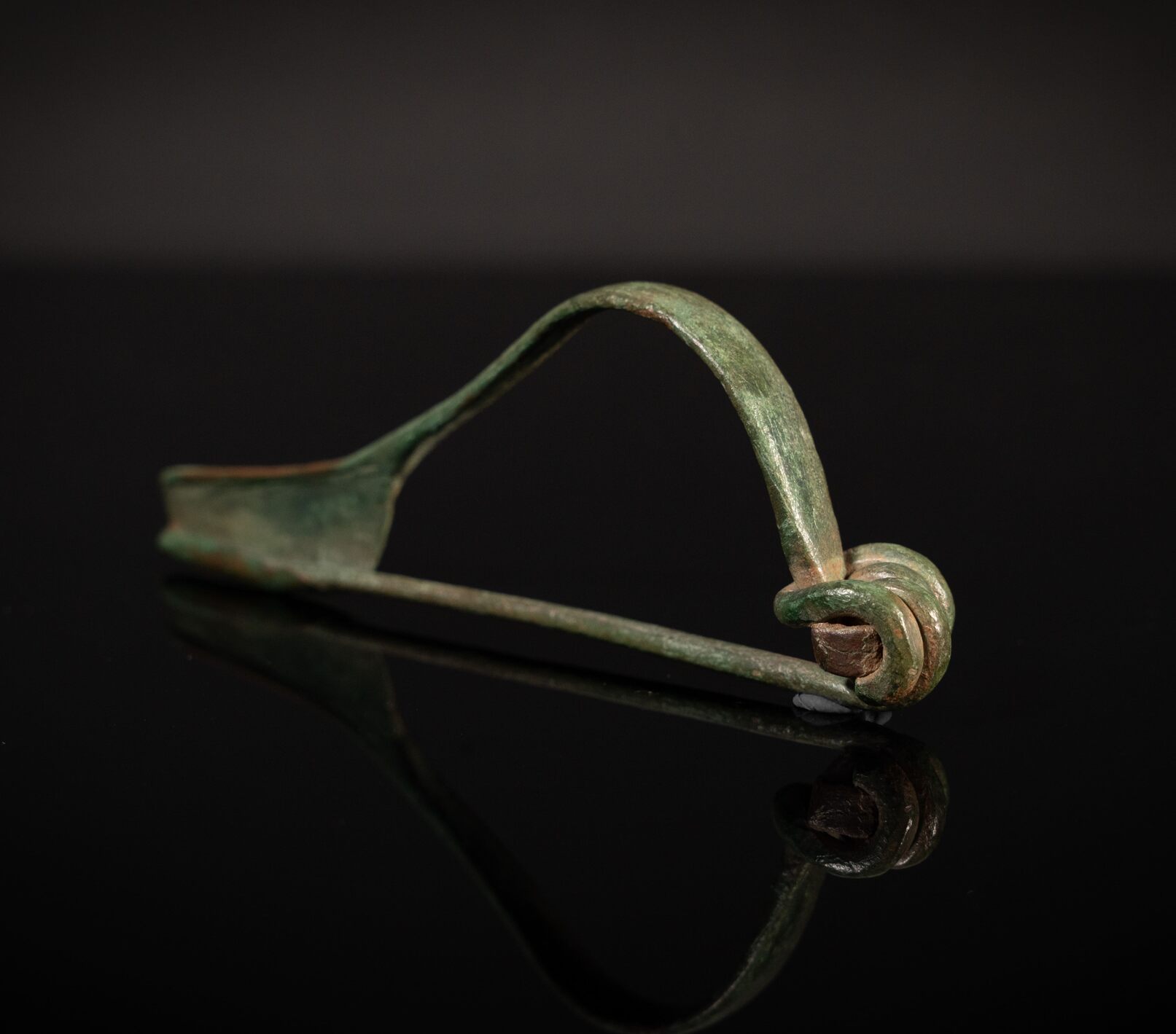 Early Roman robe brooch Wire brooch from the late La Tène scheme Roman ...