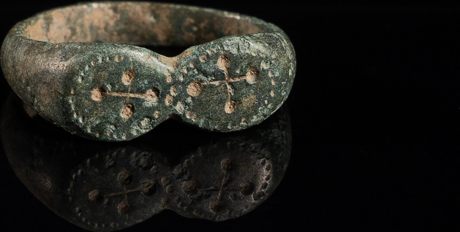 Medieval finger ring with cross symbols made of bronze | MA-Shops
