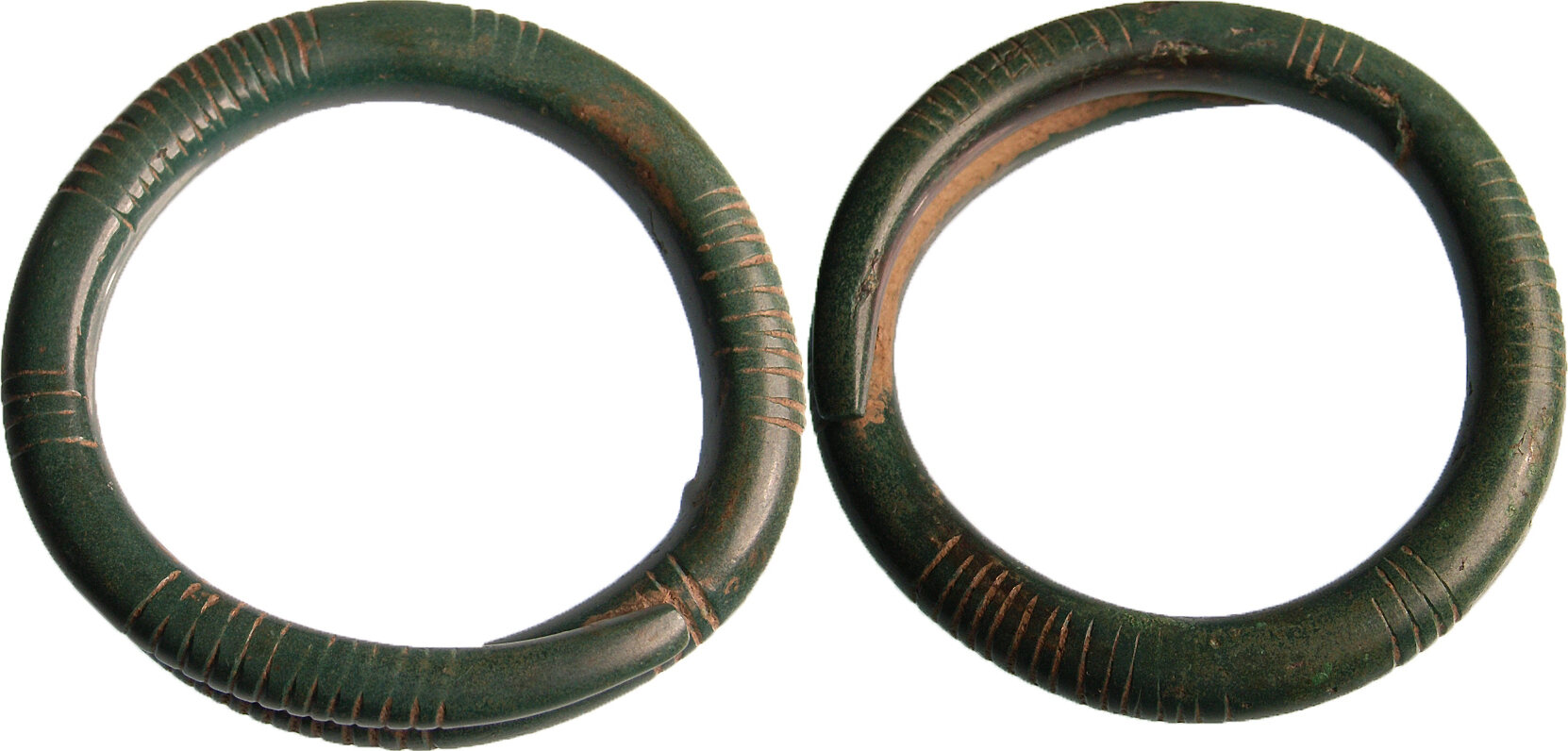 Magnificent example: bangle with incised decoration, Bronze Age urn ...