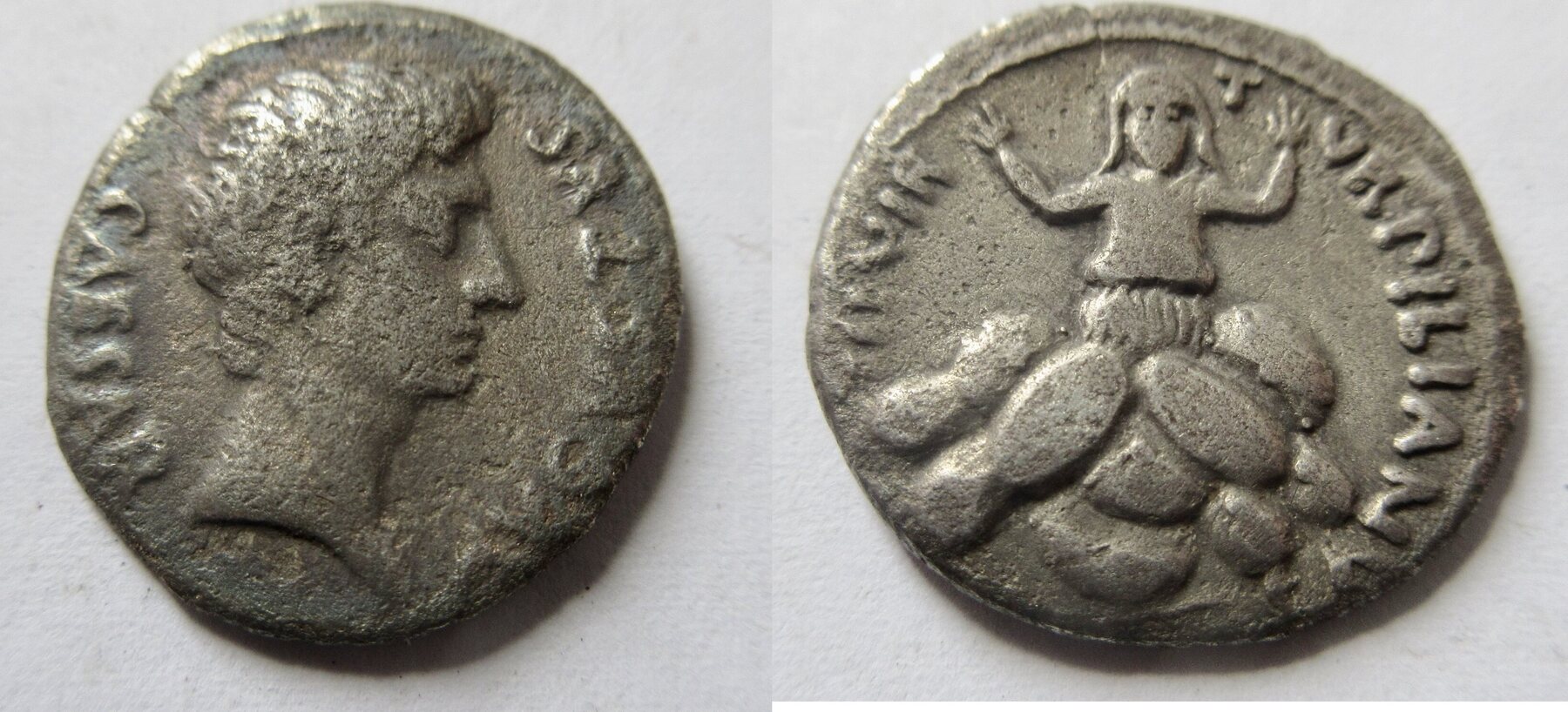 Rom 19-4 v. Chr. Denar von Augustus Rs. Büste der Tarpeia auf Schilden ...