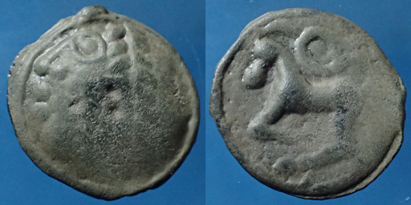 SEQUANI, SEQUANES, potin à la grosse tête laurée, cheval à gauche, la ...