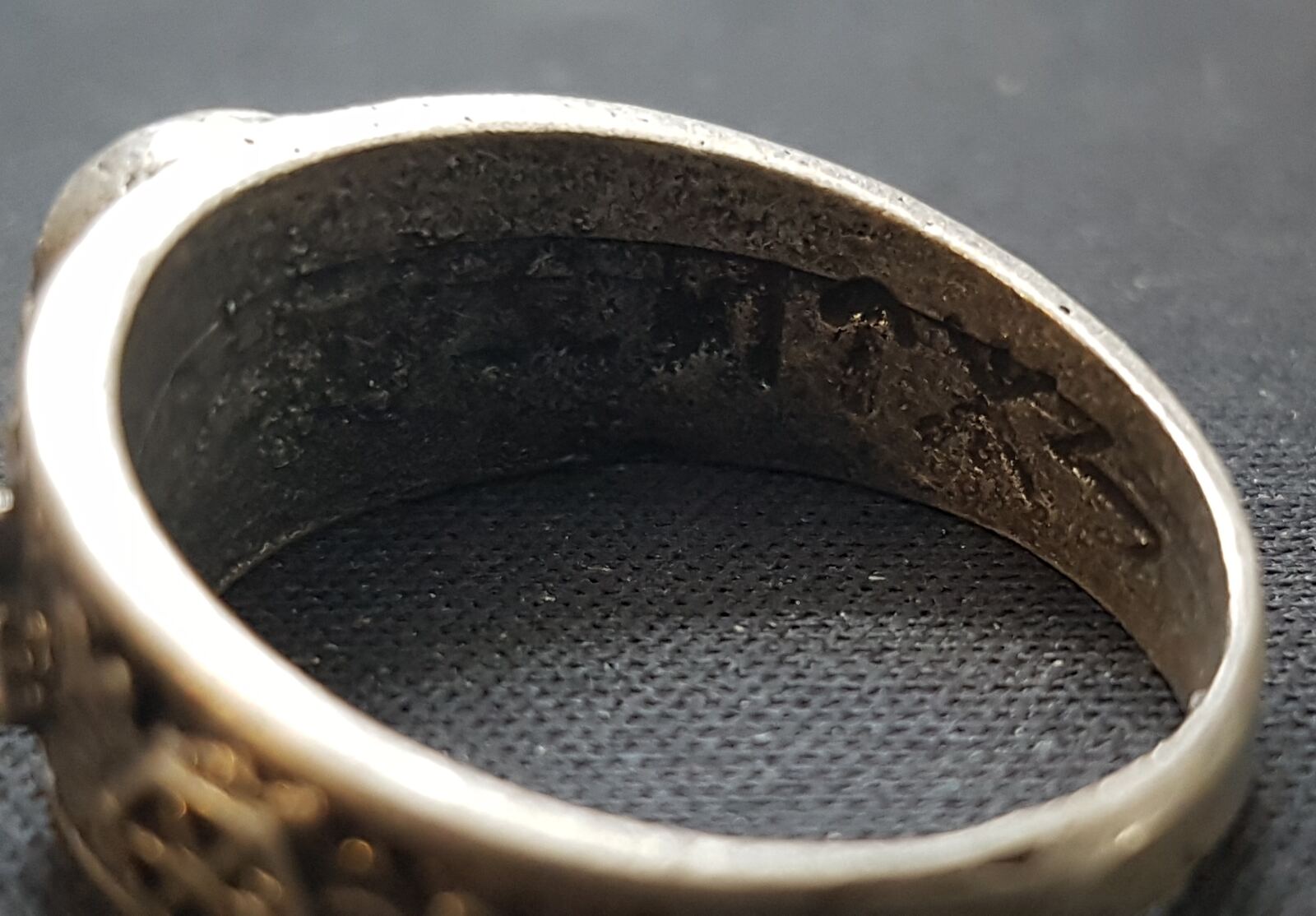 3. Reich SS / Totenkopf Ring mit Runen Gravur ** sehr guter Zustand ...