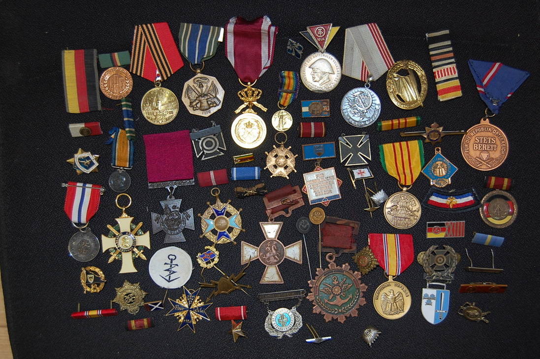 Verschiedene Staaten ca. 62 Orden, Abzeichen, Spangen, Bänder etc. EF ...