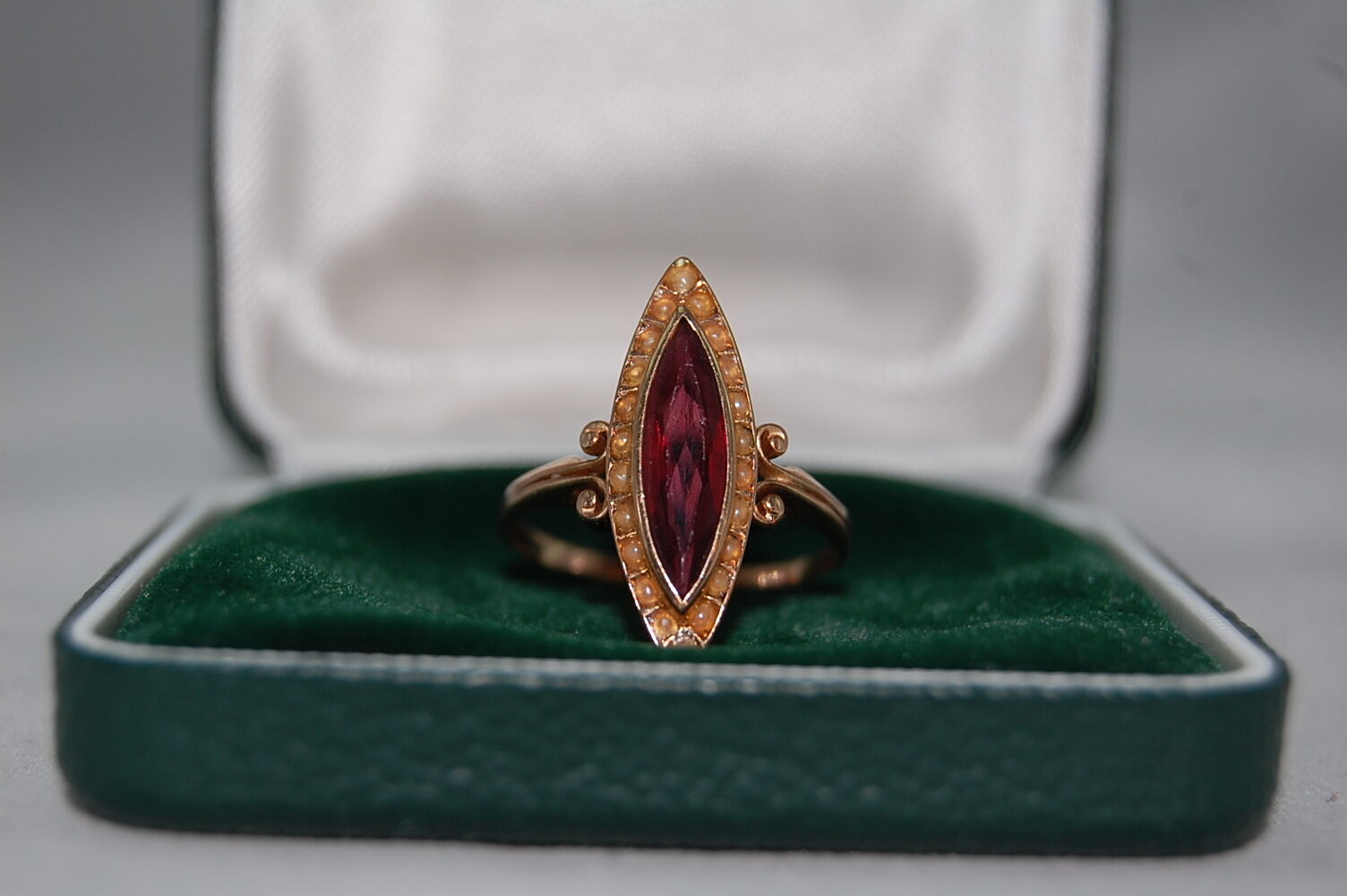 Ring mit Rubin und kleinen Perlen, 14K Gold, Ringgröße 59 | MA-Shops