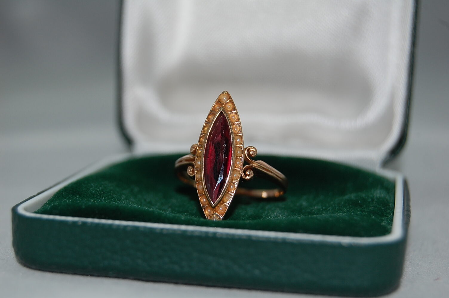 Ring mit Rubin und kleinen Perlen, 14K Gold, Ringgröße 59 | MA-Shops