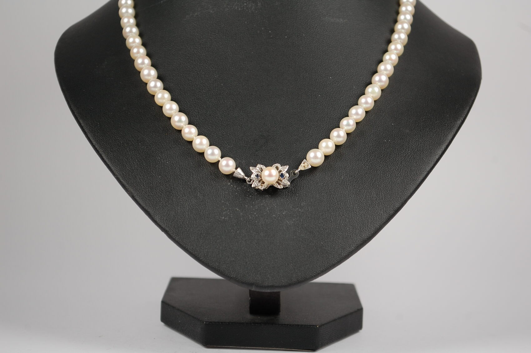 Perlenkette mit Saphiren, 750 Weißgold, 30,8g, 46cm lang | MA-Shops