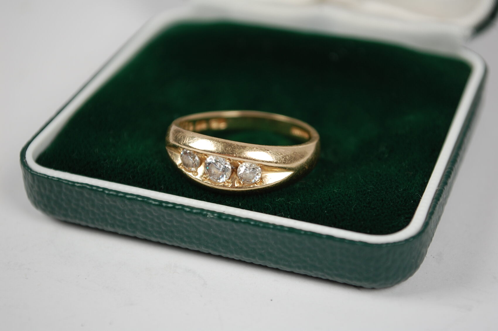 Ring mit Zirkonen, 585 Gold, 4,88g, Ringgröße 59 | MA-Shops