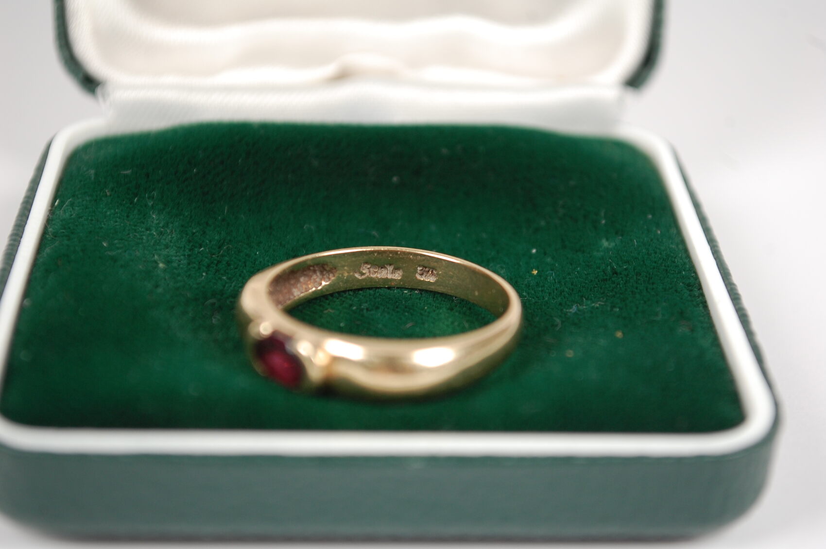 Ring mit Rubin, 375 Gold, 3g, Ringgröße 59 | MA-Shops