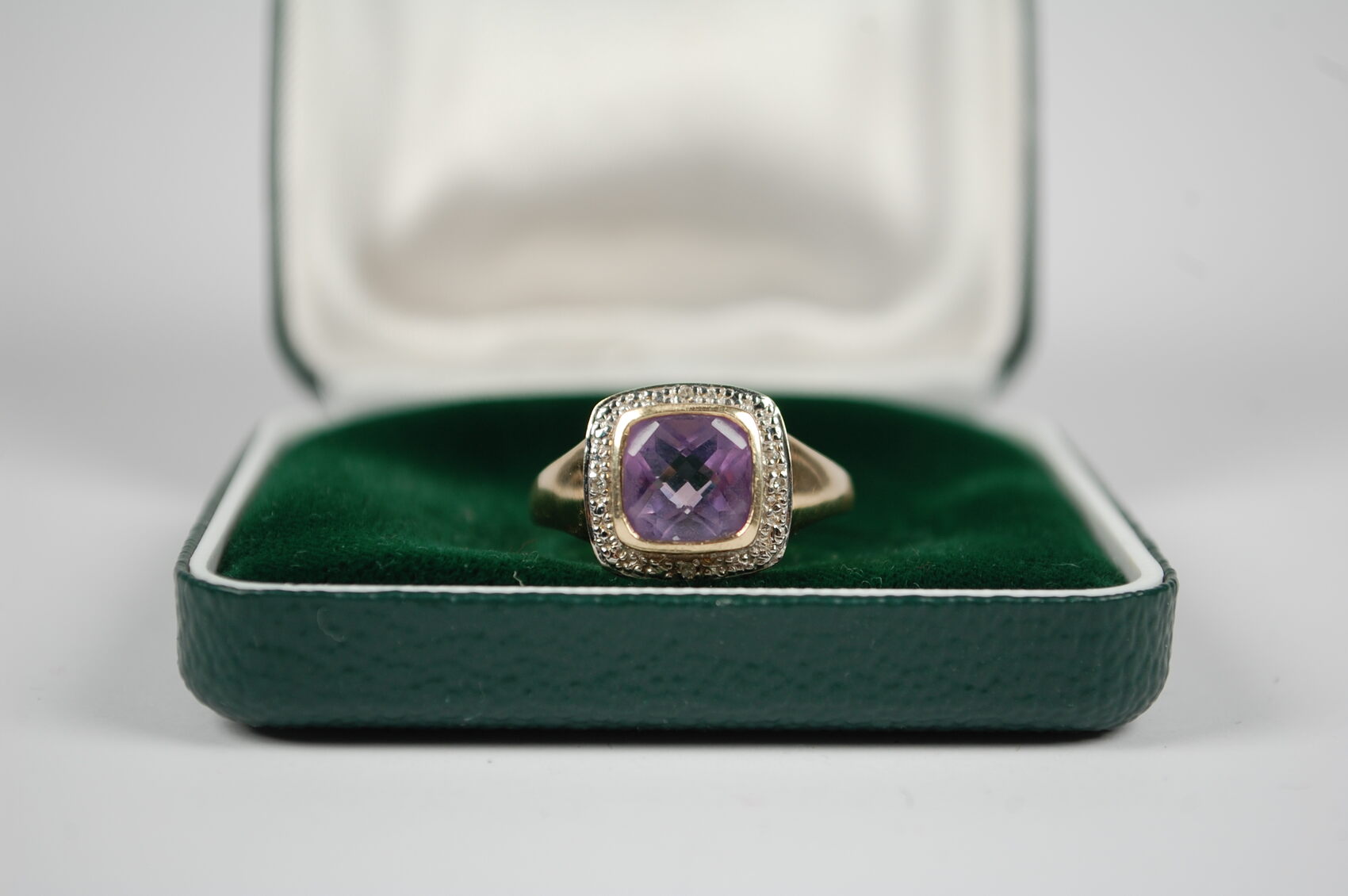 Ring mit Amethyst & kleinen Diamanten, 375 Gold, 3,48g, Ringgröße 60 ...
