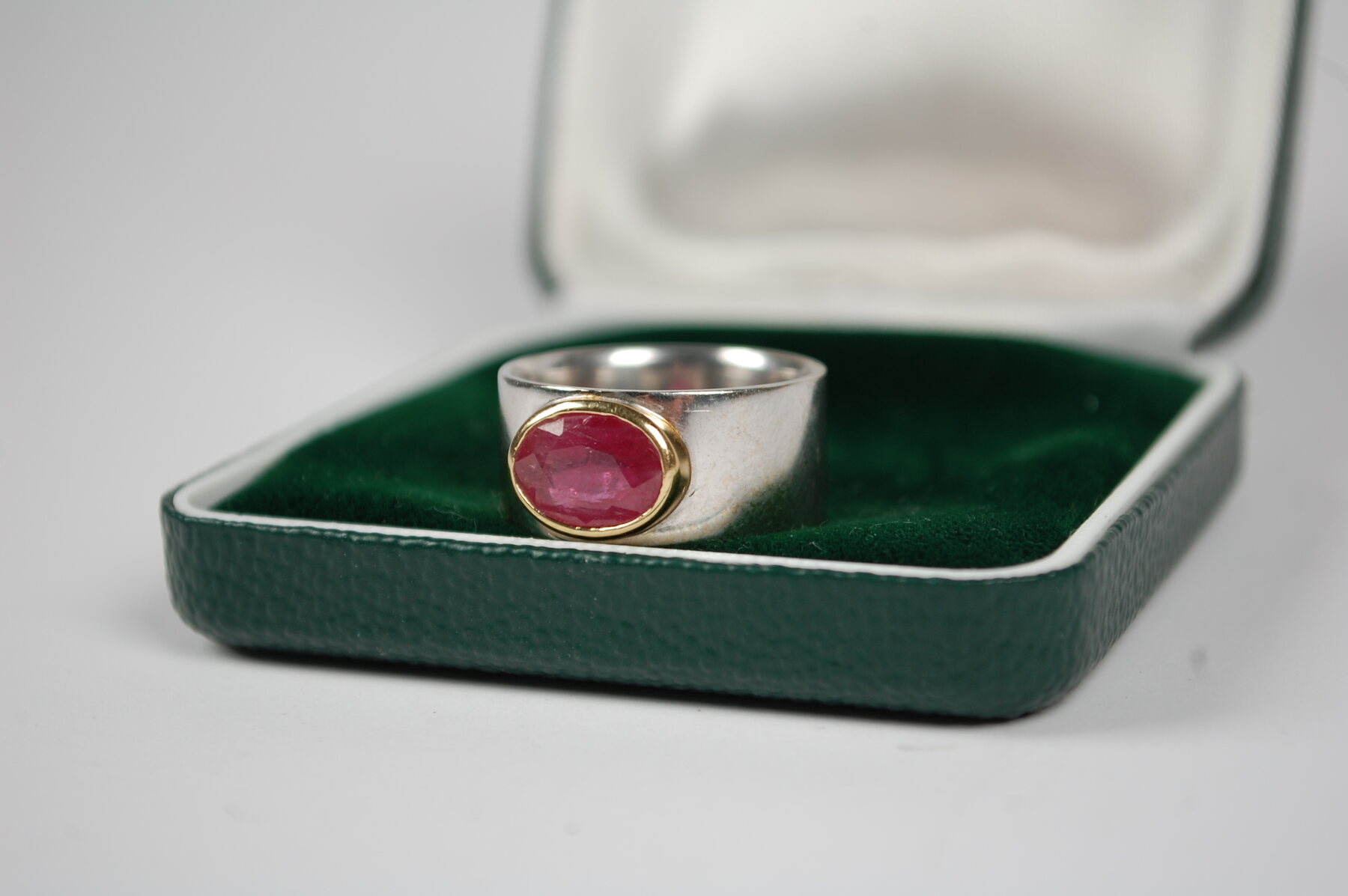 Ring mit Rubin, 585 Weißgold, 9,2g, Ringgröße 55 | MA-Shops