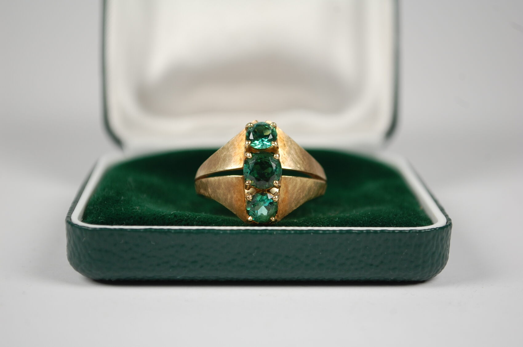 585 Goldring Mit Grnem Stein