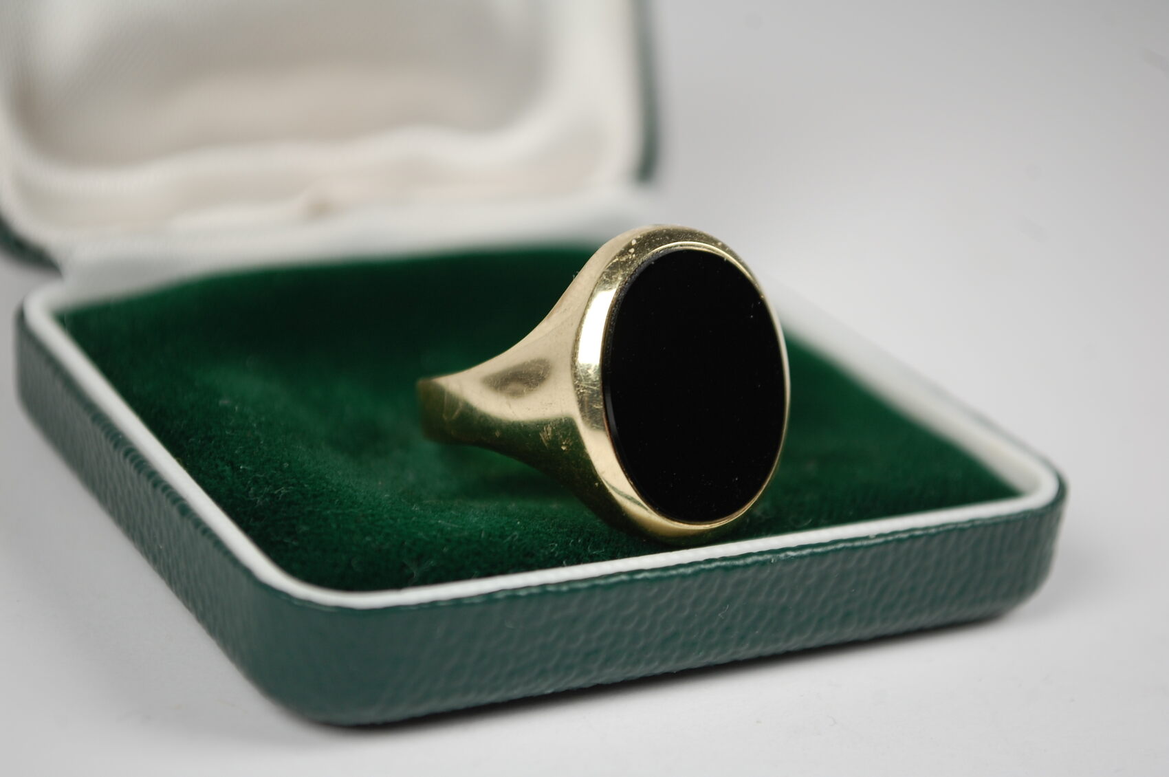 Ring mit Onyx Lagenstein, 585 Gold, 5,65g, Ringgröße 68 | MA-Shops