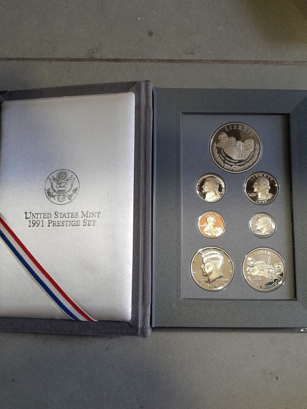 2,41 Dollars (7 Münzen) USA, prestige set 1991 with silver dollar mount ...