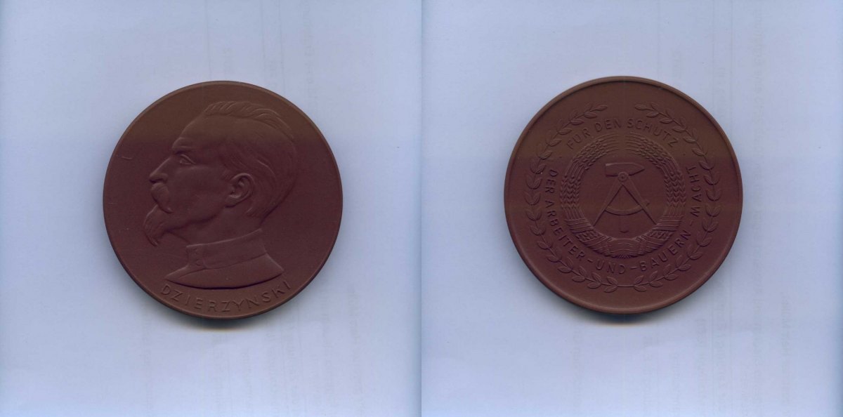 DDR/Berlin, Porzellan-Medaille, 1971-80, Felix Dzierzynski 1877-1926 ...