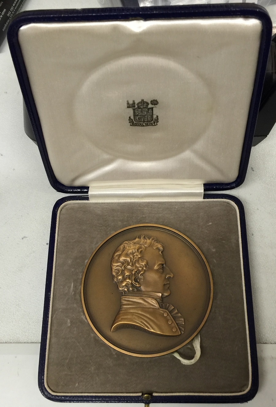 Großbritannien, England, Bronzemedaille vergoldet mit Öse 1937 The ...