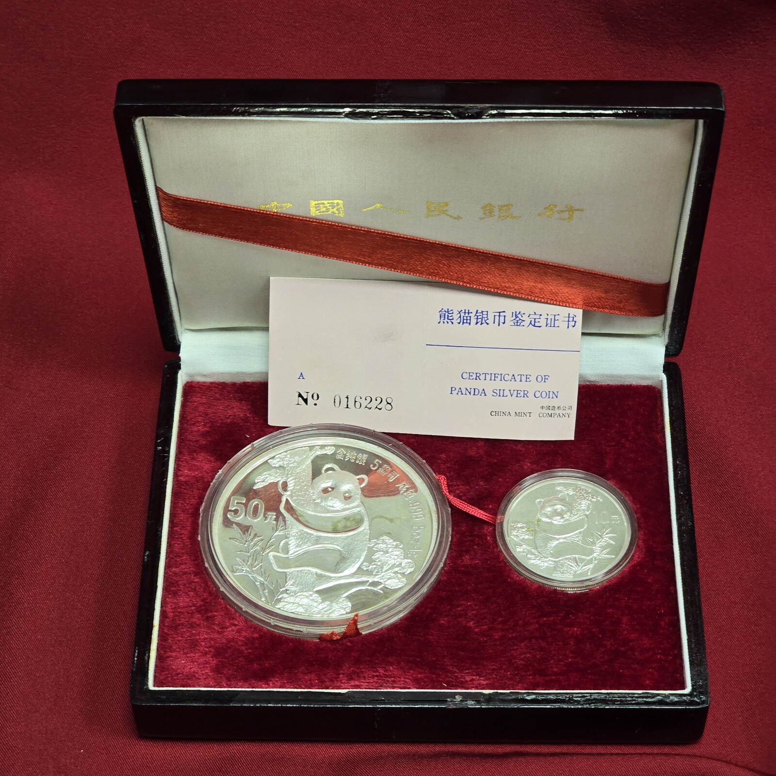 China Peoples Republic PRC 10 und 50 Yuan 1987 Panda Set mit Lackbox 2 ...