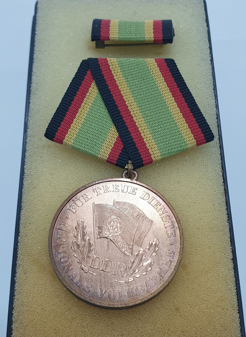Deutschland DDR Medaille 1949-1990 für treue Dienste NVA, mit Spange ...